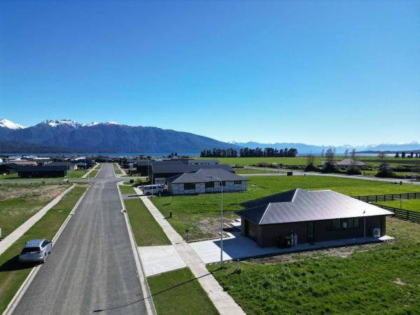 Mountain Scene Gateway To Milford - Te Anau