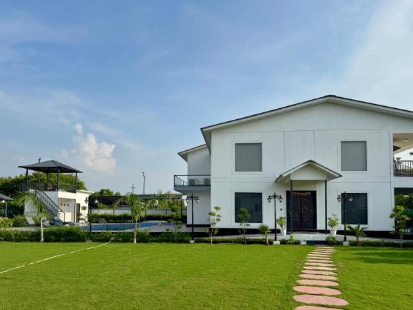 Luxury 4br Farm House With Pool & Jacuzzi - Faridabad