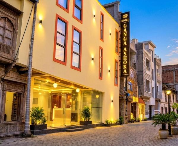 Hotel Ganga Ashoka # Restaurant With Private Ganga River Access In Sturida Colony, Rishikesh - Rishikesh