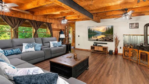 Riverfront Log Home - 28 Acres - Fire Pit - Bradford, NH