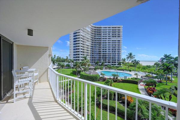 Oceanfront Marco Island Condo W/ Pool & Beach - Marco Island, FL