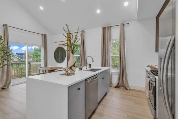 3br With Pool Table Near Downtown 5 Bds Sleeps 9 Gated - Houston, TX
