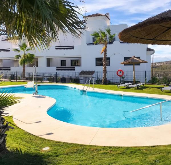 Spacious Apartment With Views In Málaga, 77 M², Shared Pool - Casares