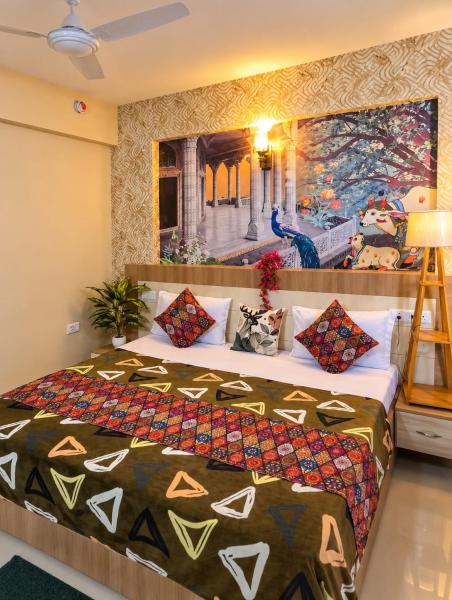 Laadli Ji Stays Near Prem Mandir - Vrindavan