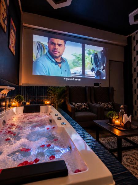 Romantic Jacuzzi Suite Projector Home Theater Kitchen In Faridabad - New Delhi