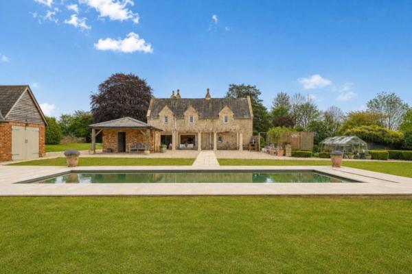 Luxe Country Home With Private Drive, Pool, Sauna, Fields, Tennis Court, Gym, Pet-friendly, Sleeps 16 - Cotswolds