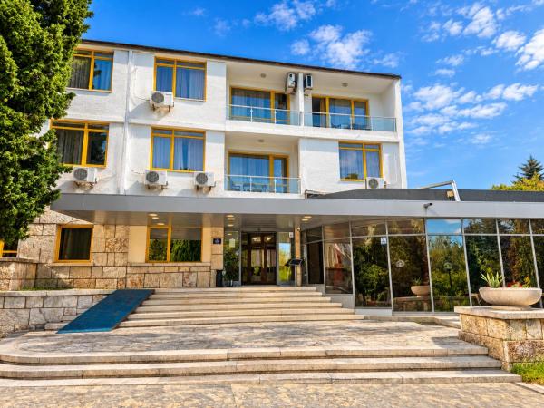 Hotel Strandja Near Cabacum Beach With Pools - Warna