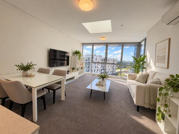 Skyline Retreat Pool & Balcony - Lewisham