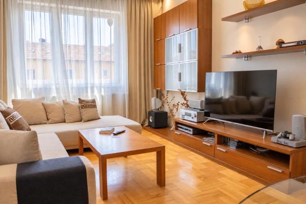 Grand Patriarh Near Vitosha Blvd With Parking - Sofia
