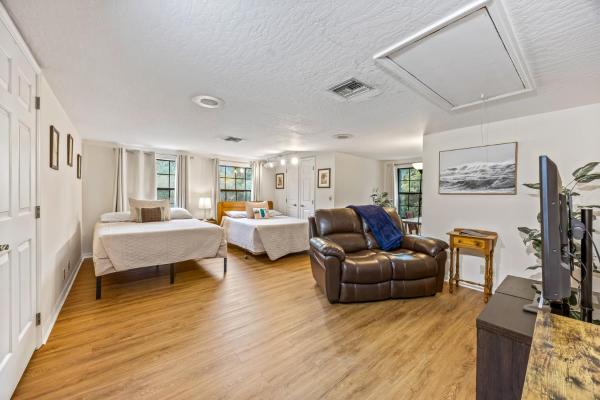 T-room In The Attic - Melbourne, FL