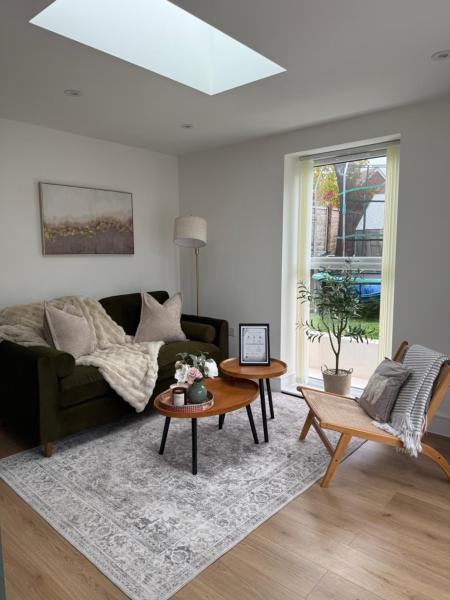 Gatwick Located Modern Guesthouse With Parking - Crawley
