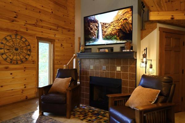 Hillside Hideaway Retreat - A Secluded Modern Cabin - Hot Springs, AR