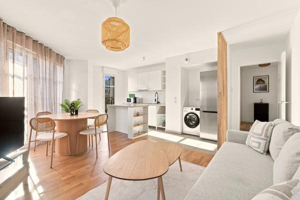 Private Parking, Eiffel Tower View, Train Station Downstairs - Paris