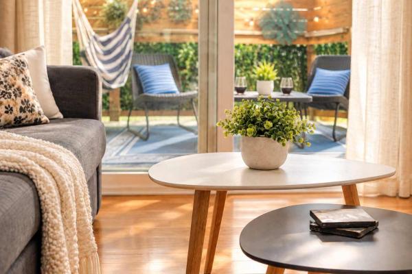 Jennifer's Stylish Apt Private Deck Backyard Oasis - Warwick, RI