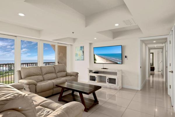 Beachfront Resort Retreat, 3 Pools And Beach Access - South Padre Island