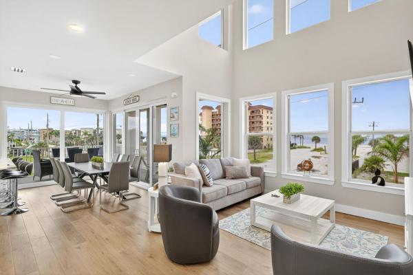Luxury 5br- 4ba Coastal Retreat - Stunning Ocean Views And Walk To Times Square - Fort Myers Beach, FL