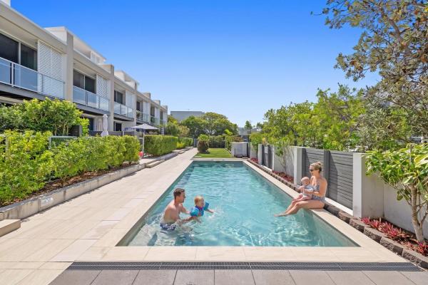 Beachside Haven Modern Townhouse With Pool - Tweed Heads