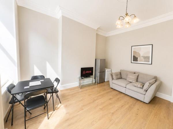 8 Bed, Sleeps 10, Free Parking, Near City Centre ! - Glasgow