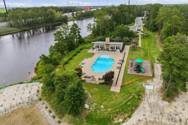 4br Townhome In Riverfront Chesapeake Community - Chesapeake, VA