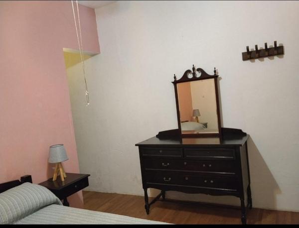 Casa Con Amplios Espacios Y Baño Privado - Montevideo