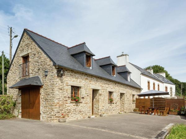 Holiday Home With Enclosed Garden - Plozévet
