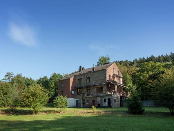 Spacious Holiday Home With Roofed Terrace - Trois-Ponts