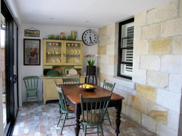 Luxury 1870's Sandstone Cottage, 2 Bedrooms, 5 Star Kitchen & Bathroom, Garden - Bowral