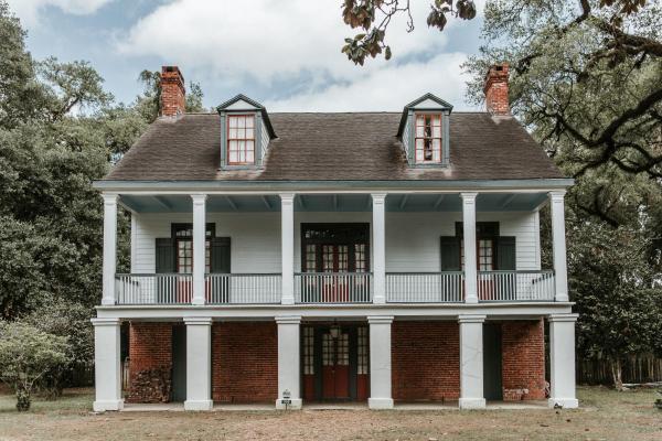 Cozy Cajun Cabin Two Blocks From The Parade Route Or Downtown Lafayette - Lafayette, LA