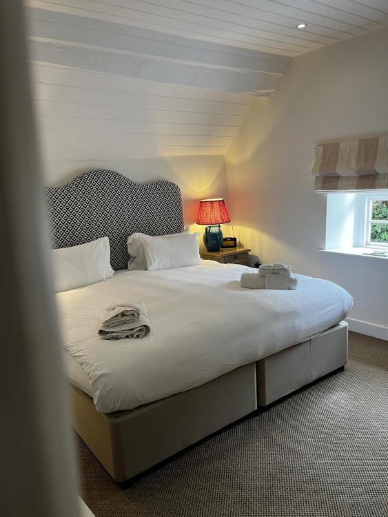 The Swan Inn Hotel Review, Cotswolds, Oxfordshire, England | Telegraph ...