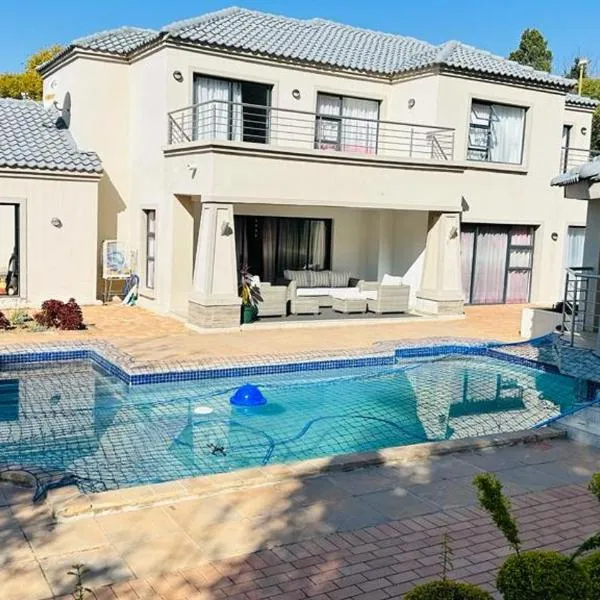 Designer Luxury Sandton Unit with ALL the extras in Johannesburg, South ...
