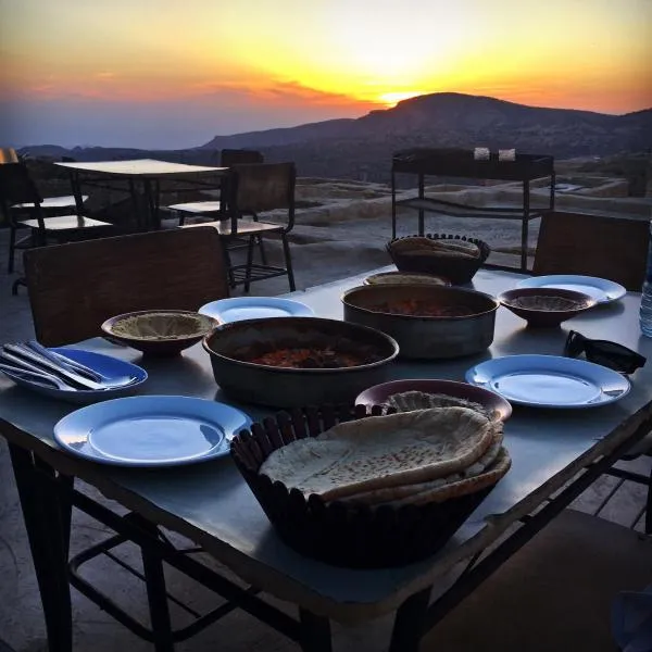 Jabal Dana Hotel - the highest hotel in Jordan - Dana, Jordanien ...